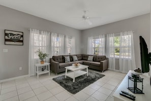 Condo, 4 quartos | Área de estar | TV de tela plana