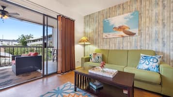 Apartamento em Condomínio Fechado, 1 cama queen-size e sofá-cama (Kona Plaza#217) | Sala de estar | Televisor