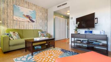 Apartamento em Condomínio Fechado, 1 cama queen-size e sofá-cama (Kona Plaza#217) | Sala de estar | Televisor