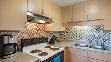 Apartamento em Condomínio Fechado, 1 cama queen-size e sofá-cama (Kona Plaza#217) | Cozinha privada | Um frigorífico, um micro-ondas, um forno, uma placa de cozinha