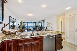 Apartamento em Condomínio Fechado, várias camas (Keauhou Kona Surf & Racquet Club#3-20) | Cozinha privada | Um frigorífico, um micro-ondas, um forno, uma máquina de lavar louça