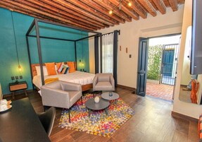 Master Suite (6) | Roupa de alta qualidade, cofre com capacidade para portátil, secretária 