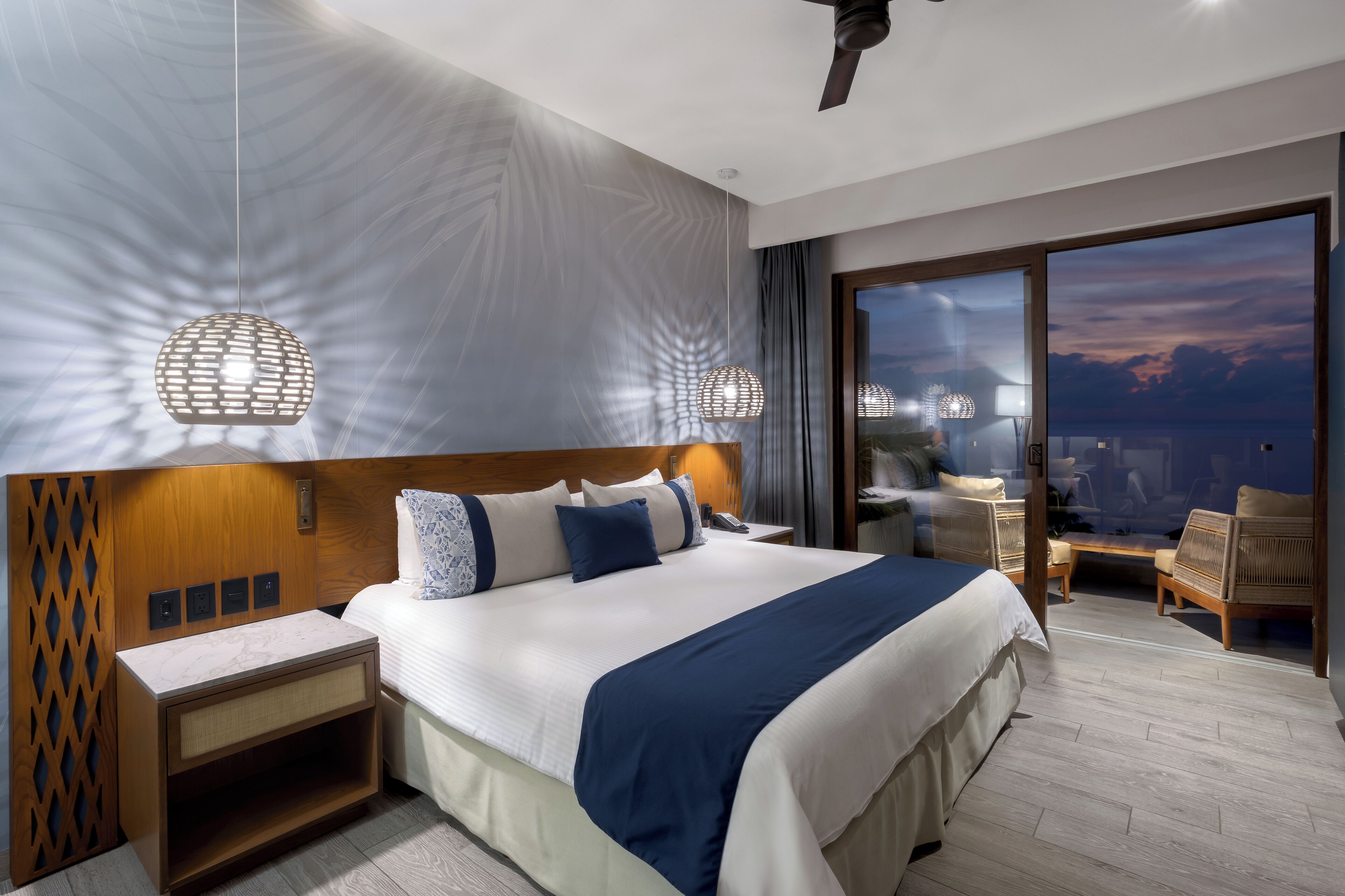 Minibar, cofre no quarto, com decoração personalizada, secretária 