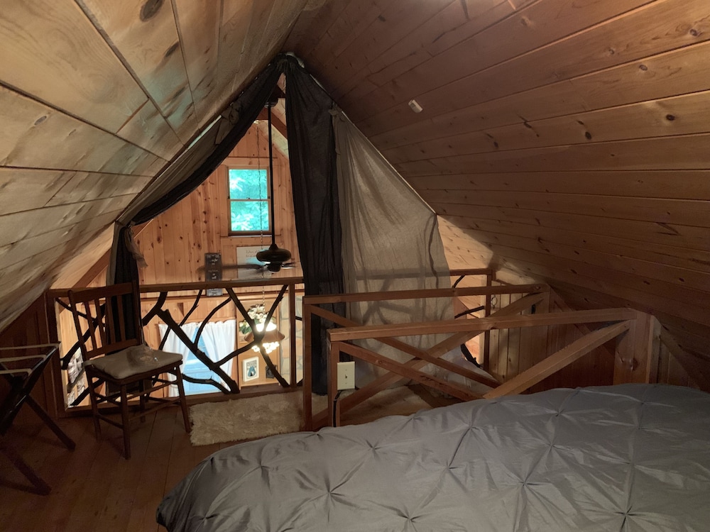 Your Mountain Escape! Authentic Log Cabin. Comfortable, Modern W/ A Creek Too! - Clayton, GA