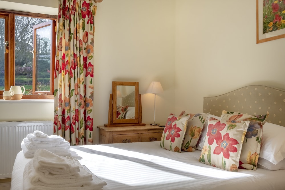 Excellent Converted Barn In Historic Castle Of Caerhays On The South Cornish Coast - Tregony