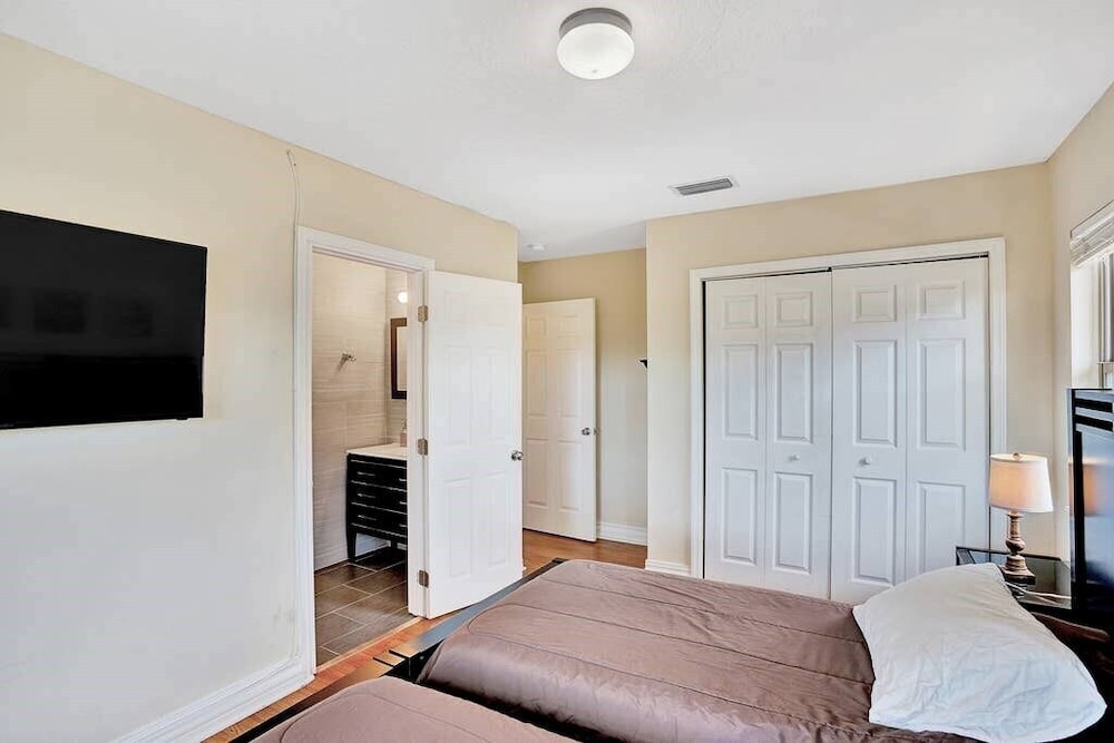 Treasure Cove -Tiki-hut - Heated Pool - Private Boat Dock - Deerfield Beach, FL