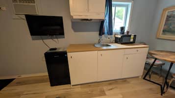 Cabana de Madeira Standard, 2 camas de casal, vista para o jardim | Cozinha privada | Uma chaleira elétrica