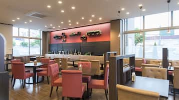 Pequeno-almoço tipo buffet diário (700 JPY por pessoa)
