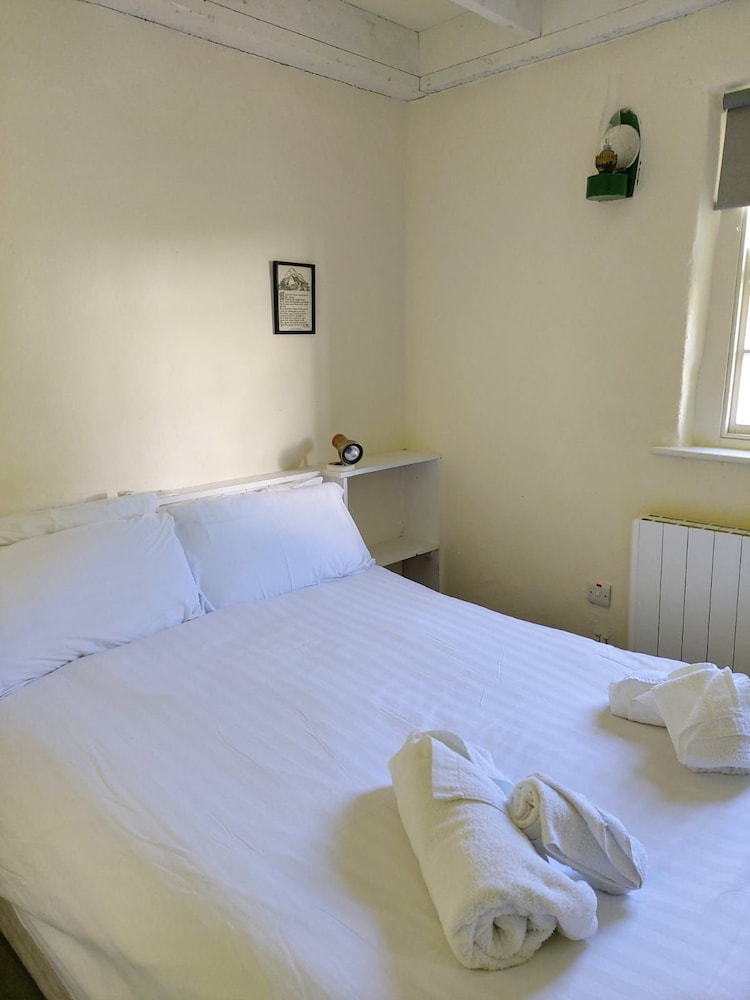 Corofin Lake Cottage No 2 - A Two Story That Sleeps 8 Guests In 4 Bedrooms - Ennis