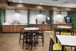 Café da manhã com buffet grátis todos os dias