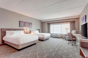 Suite, 2 camas queen-size, acessível (Mobility & Hearing, Roll-in Shower) | Cofre no quarto, secretária, cortinas/cortinados opacos