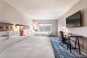 Roupas de cama premium, escrivaninha, espaço de trabalho para notebook