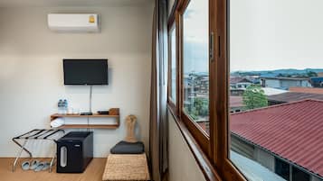 Quarto Duplo Deluxe | Minibar grátis, secretária adequada para computadores portáteis