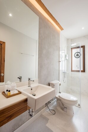 Um polibã, um chuveiro fixo, toalhas fornecidas