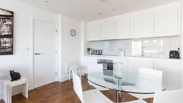 Apartamento | Cozinha privada | Geladeira, micro-ondas, fogão, cooktop