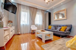 Quarto duplo conforto, 1 cama de casal e sofá-cama, vista para o jardim | 1 quarto, escrivaninha, Wi-Fi de cortesia, roupa de cama