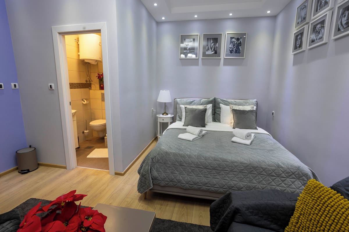 Quarto casal ou duplo econômico, 1 cama King, vista para o jardim | 1 quarto, escrivaninha, Wi-Fi de cortesia, roupa de cama