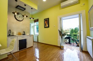 Apartamento família, 1 cama King, vista para o jardim | Opções para refeição no quarto