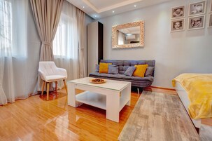 Quarto duplo conforto, 1 cama de casal e sofá-cama, vista para o jardim | Área de estar | TV de tela plana