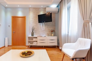 Quarto duplo conforto, 1 cama de casal e sofá-cama, vista para o jardim | Área de estar | TV de tela plana