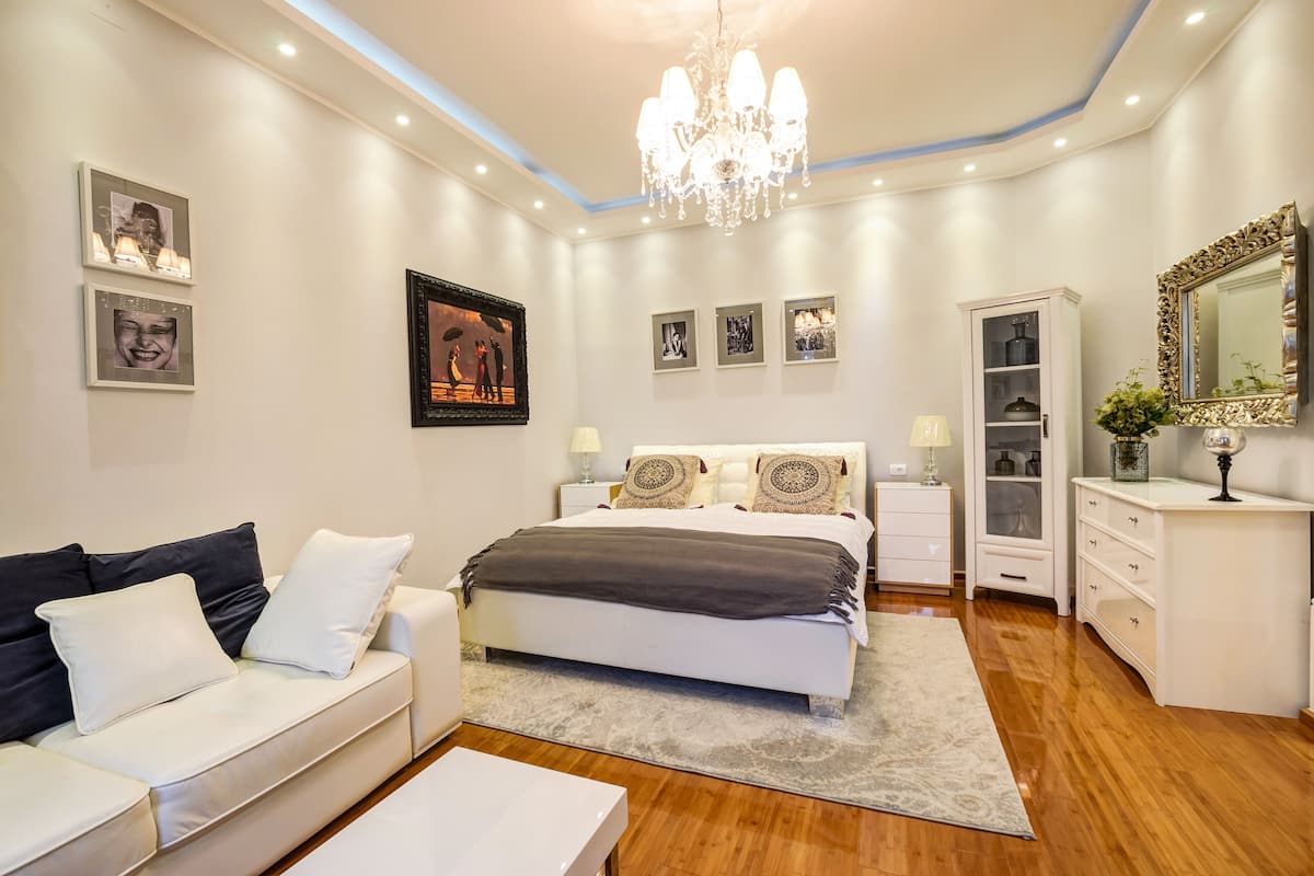 Apartamento Familiar, 1 cama king-size, vista para o jardim | 1 quarto, secretária, Wi-fi grátis, roupa de cama fornecida