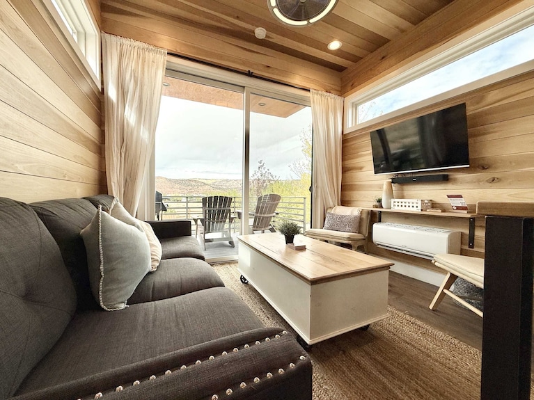 Tinyhome W/ King Bed, Fire Pit & Monument Views - Utah