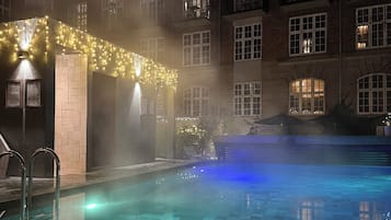 Piscina exterior, uma piscina aquecida