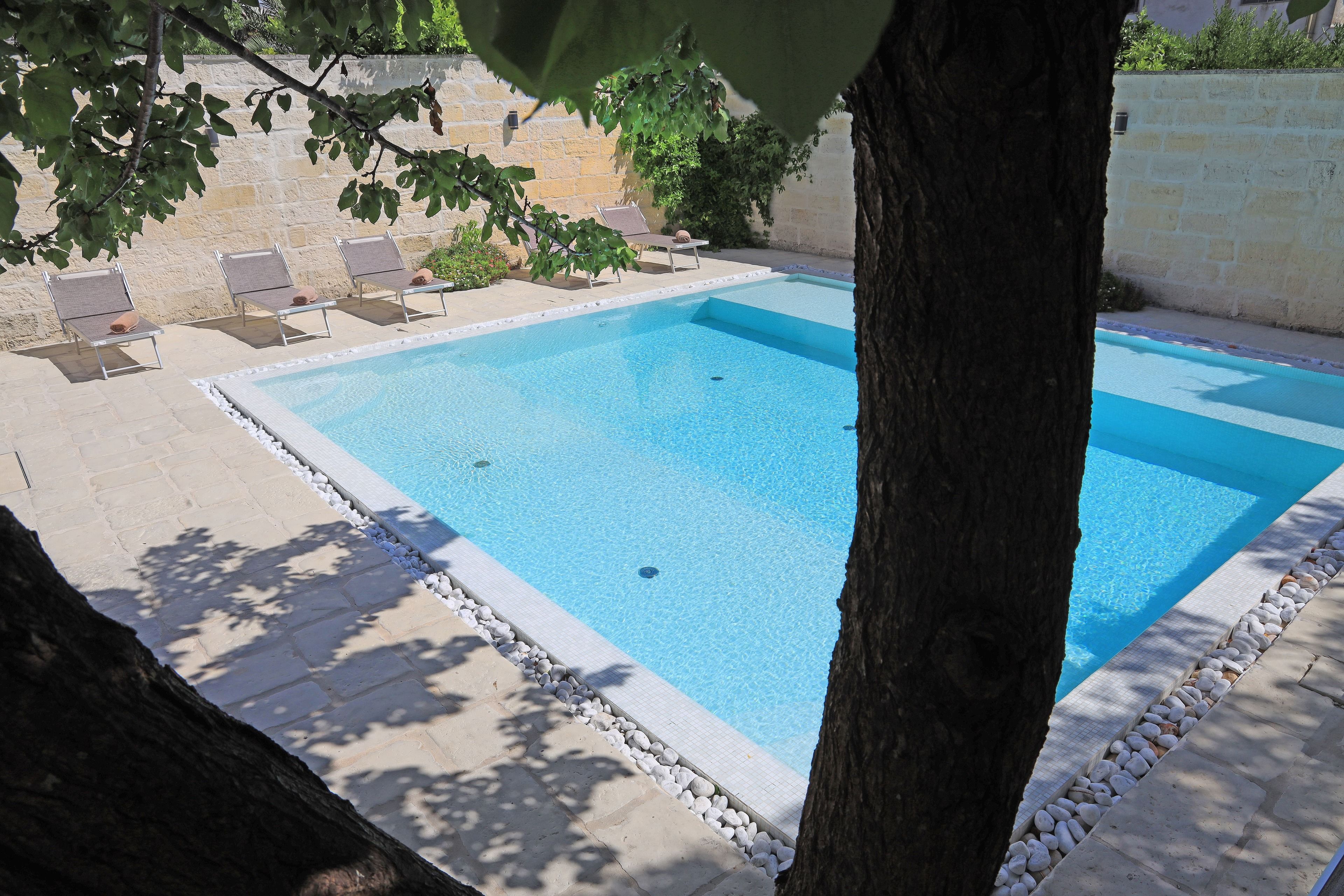 Piscina externa, guarda-sóis, espreguiçadeiras