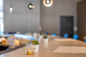 Café da manhã feito na hora todos os dias mediante uma taxa