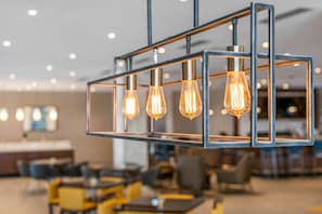 Café da manhã feito na hora todos os dias mediante uma taxa