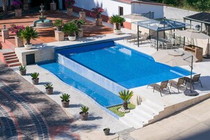 Piscina externa, funciona das 8h às 21h, guarda-sóis, espreguiçadeiras