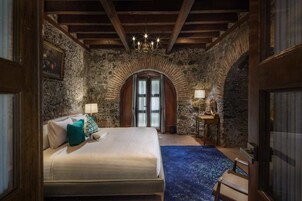 Suite, 1 cama king-size | Roupa de alta qualidade, cofre no quarto, secretária 