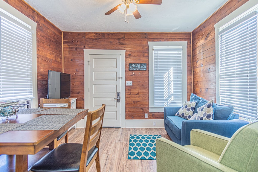 Half Pint! Pet Friendly, Sleeps 6 - Texas