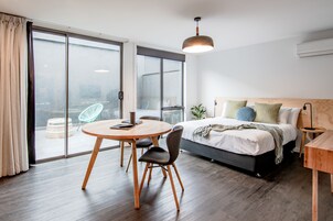 Apartamento, 1 cama Queen, vista para o pátio | Vista do quarto