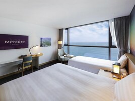 Quarto Privilege, Quarto Familiar, várias camas | Roupa de alta qualidade, cofre no quarto, secretária 