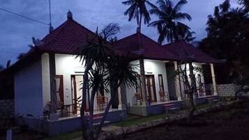 Fachada do alojamento (tarde/noite)