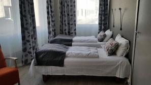Quarto Duplo ou Twin Básico | 1 quarto, ferro/tábua de engomar, berços/camas para crianças 