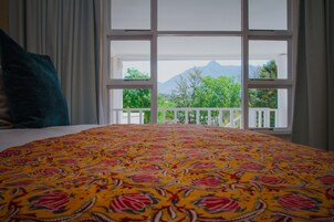 Quarto Duplo ou Twin, vista para a montanha | Secretária, cortinas/cortinados opacos, ferro/tábua de engomar