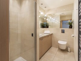 Baltycka 10 Apartament 9 | Banheiro | Chuveiro, produtos de toalete grátis, secador de cabelo 