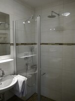 Chuveiro, secador de cabelo, toalhas de banho 