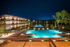 2 piscinas externas, guarda-sóis, espreguiçadeiras