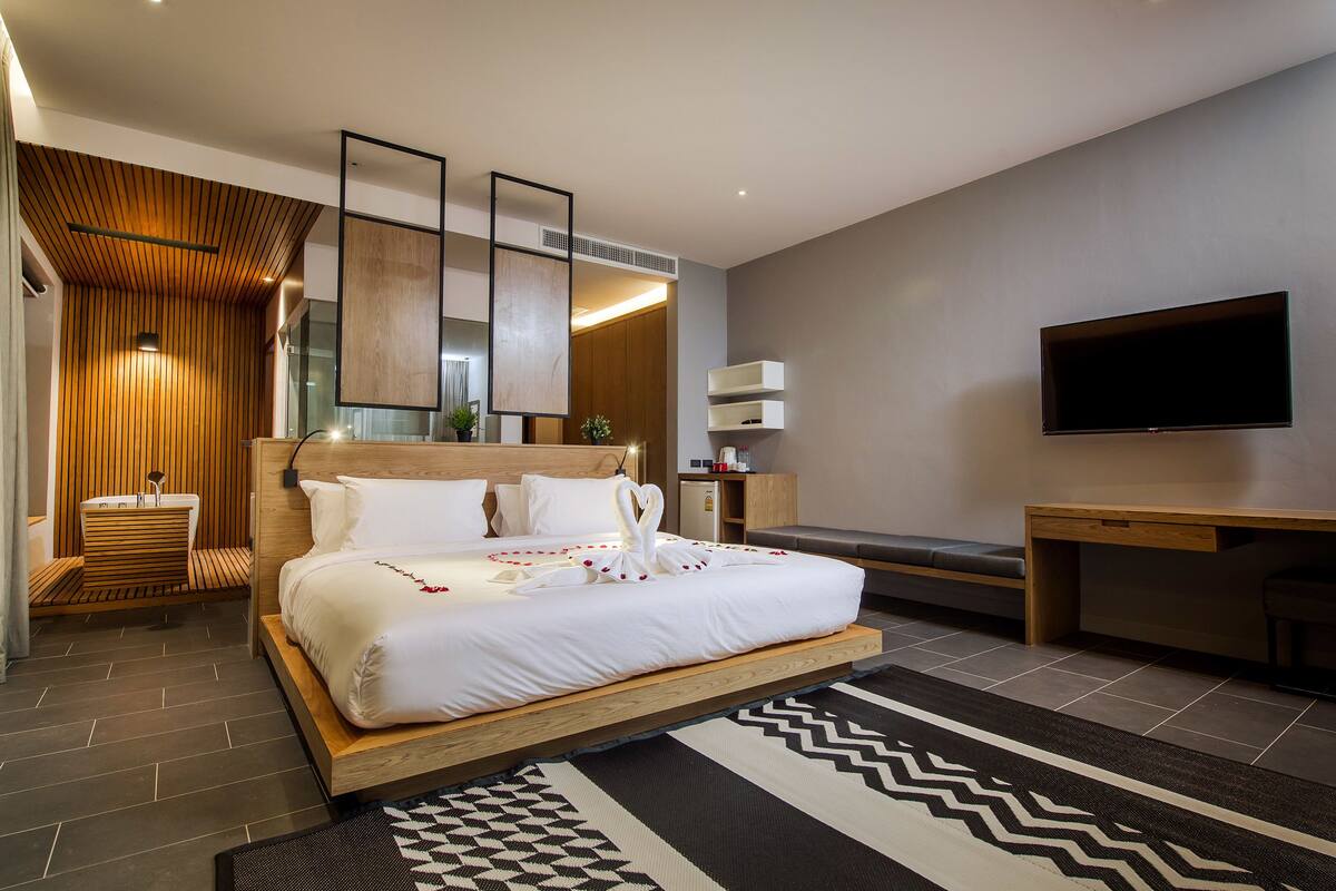 Grand Deluxe Room | Cofres nos quartos, escrivaninha, cortinas blackout
