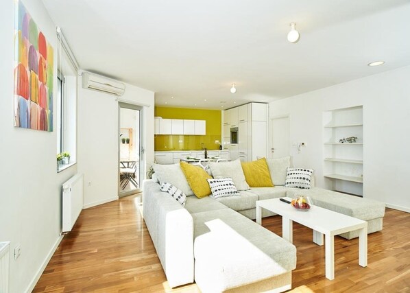 Apartamento, 1 quarto, vista para o mar | Sala | TV de ecrã plano