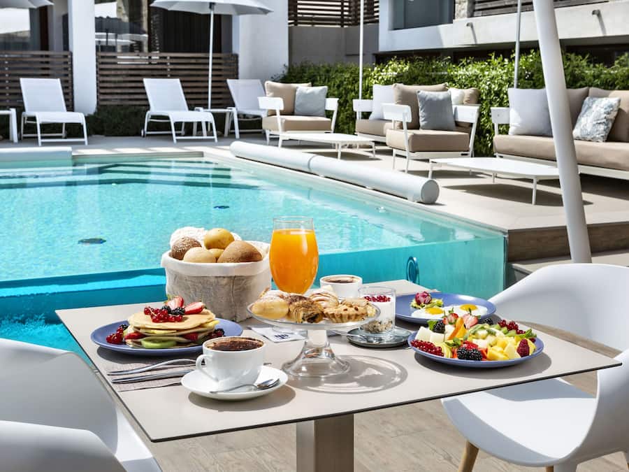 Café da manhã com buffet grátis todos os dias