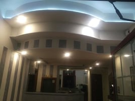 Uma área de recepção com teto curvo e iluminação embutida.