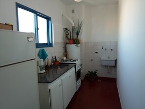 Apartamento, 2 quartos | Cozinha privada | Um frigorífico, um micro-ondas, um forno, uma placa de cozinha 