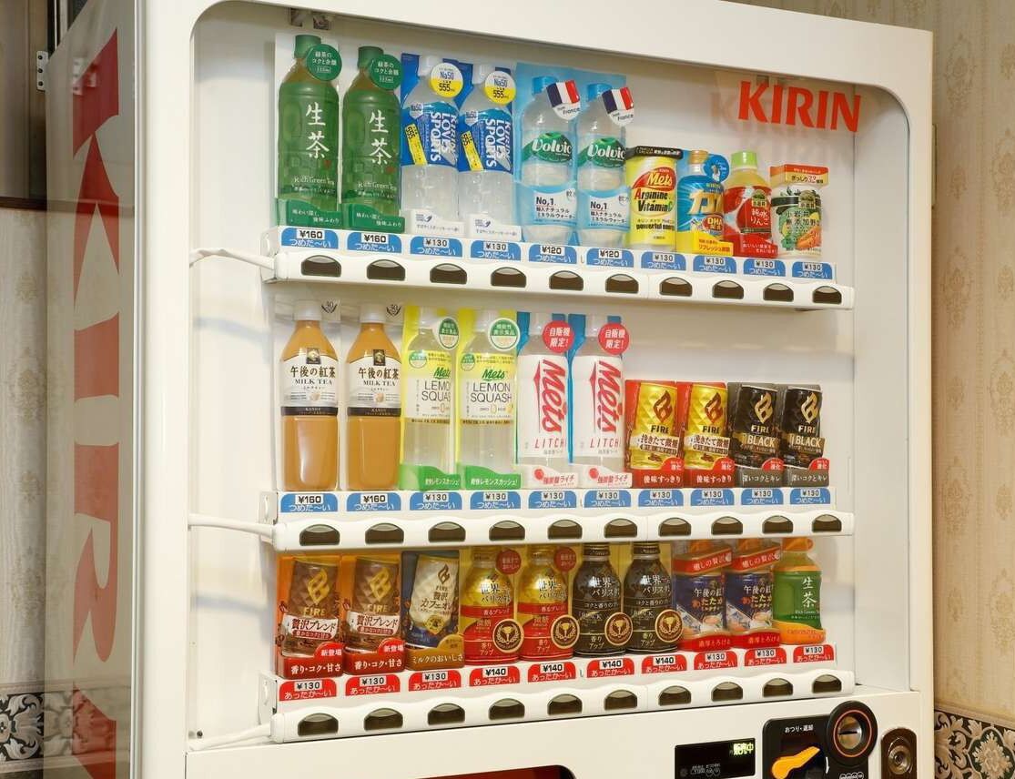 Máquina de vendas com diversas bebidas e petiscos.