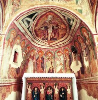 Um afresco detalhado com figuras religiosas e elementos arquitetônicos.