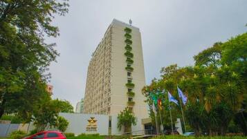Um edifício alto de hotel com uma placa indicando 'ICAIMBE PALACE HOTEL'.