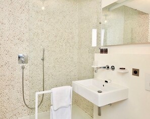 Quarto (5) | Banheiro | Produtos de toalete grátis, secador de cabelo, toalhas de banho 